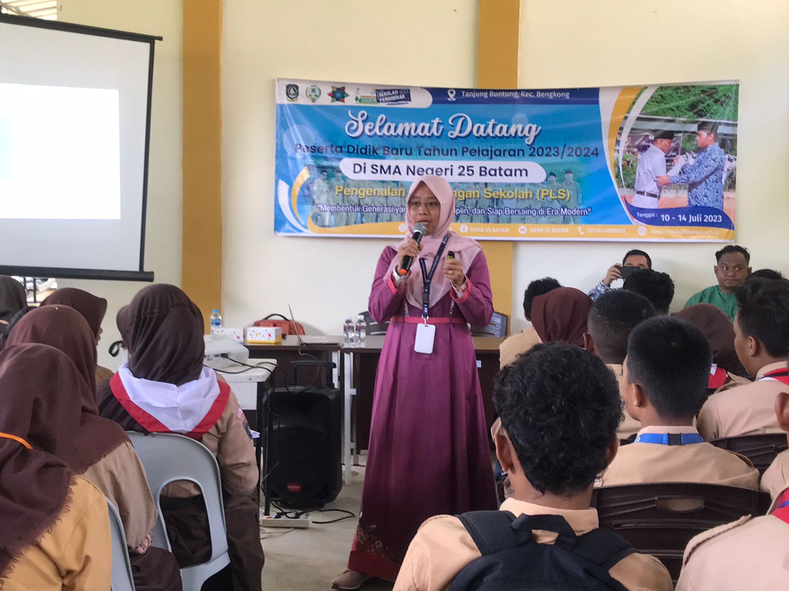 Dekan FTID dan FTIN ITEBA Menginspirasi Siswa Baru SMAN 25 Batam ...